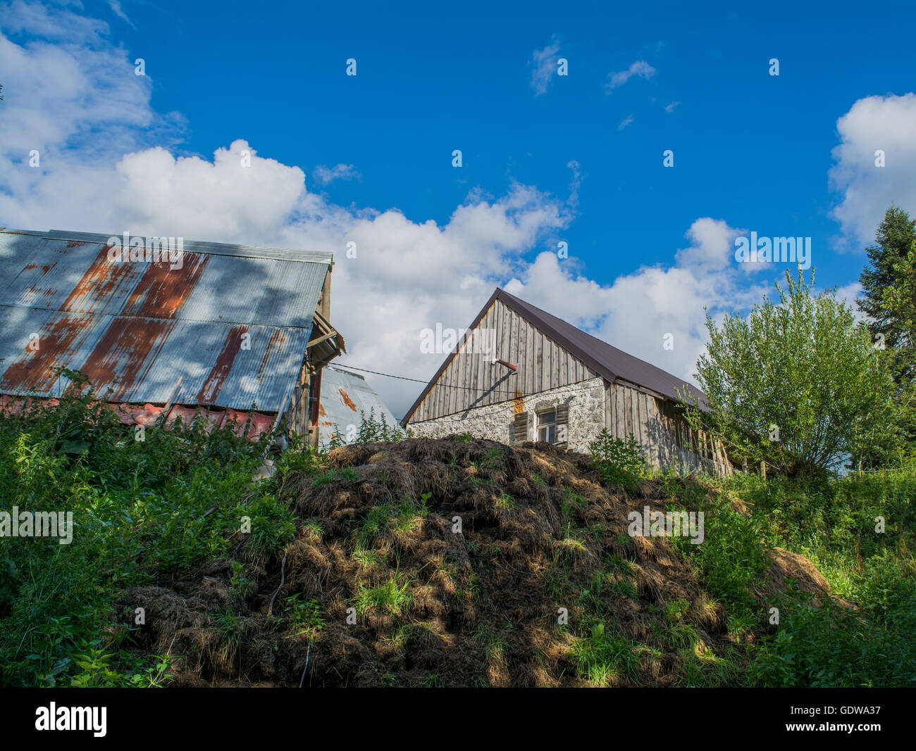 Barn with hill hi-res stock photography and images - Alamy