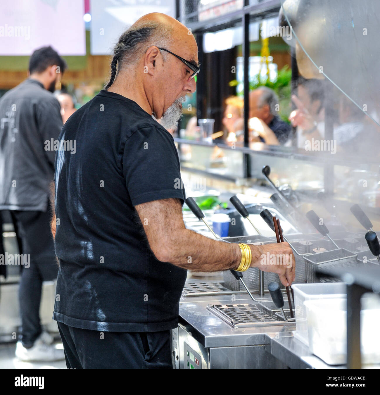 Chef Yisrael Aharoni cooking at his "Hiro, free style ramen bar ...