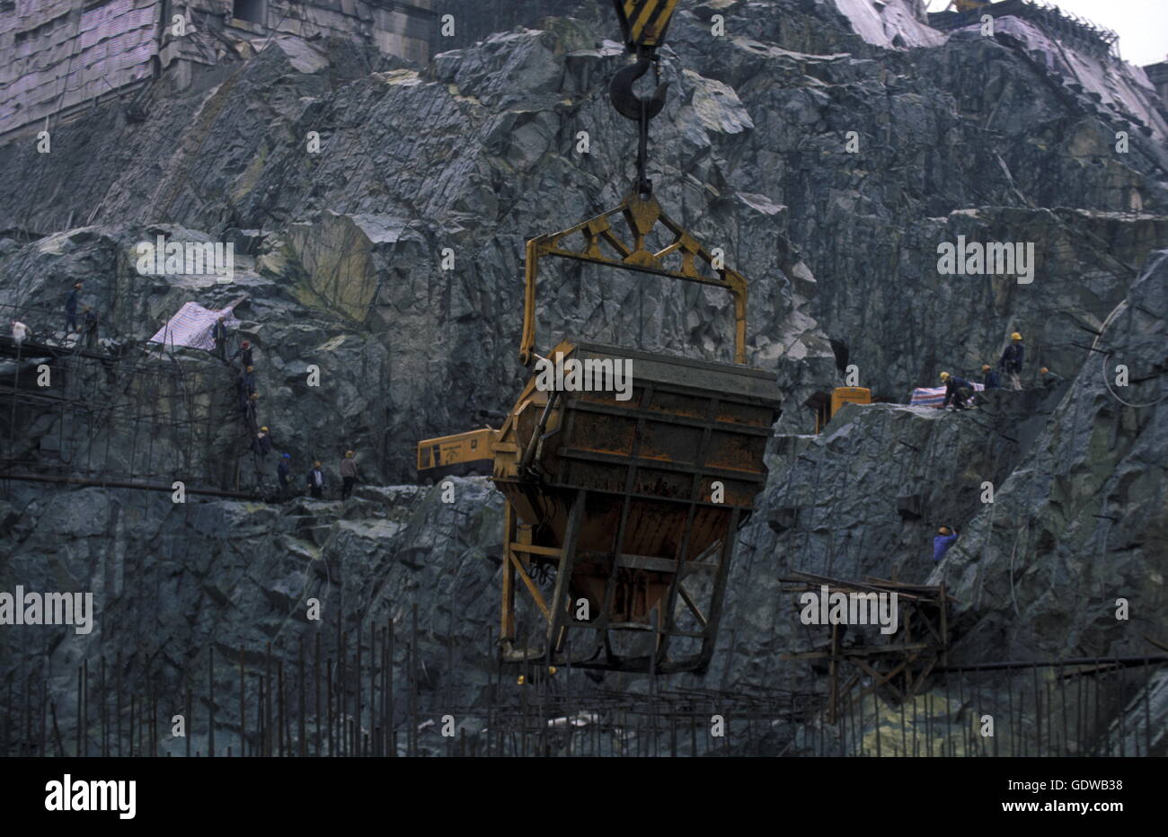 the constructions work at the three gorges dam project on the yangzi ...