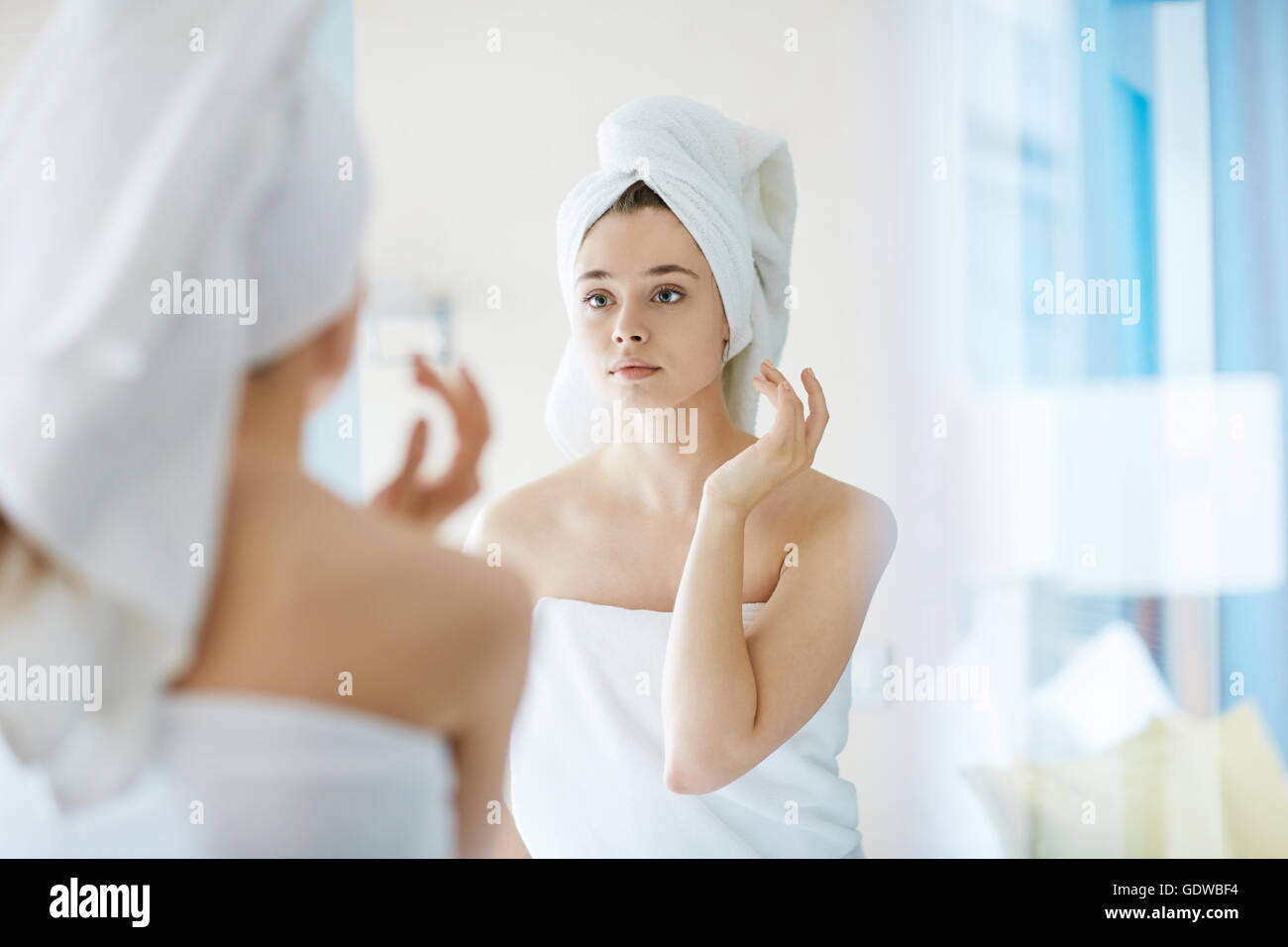 Looking in mirror Stock Photo - Alamy