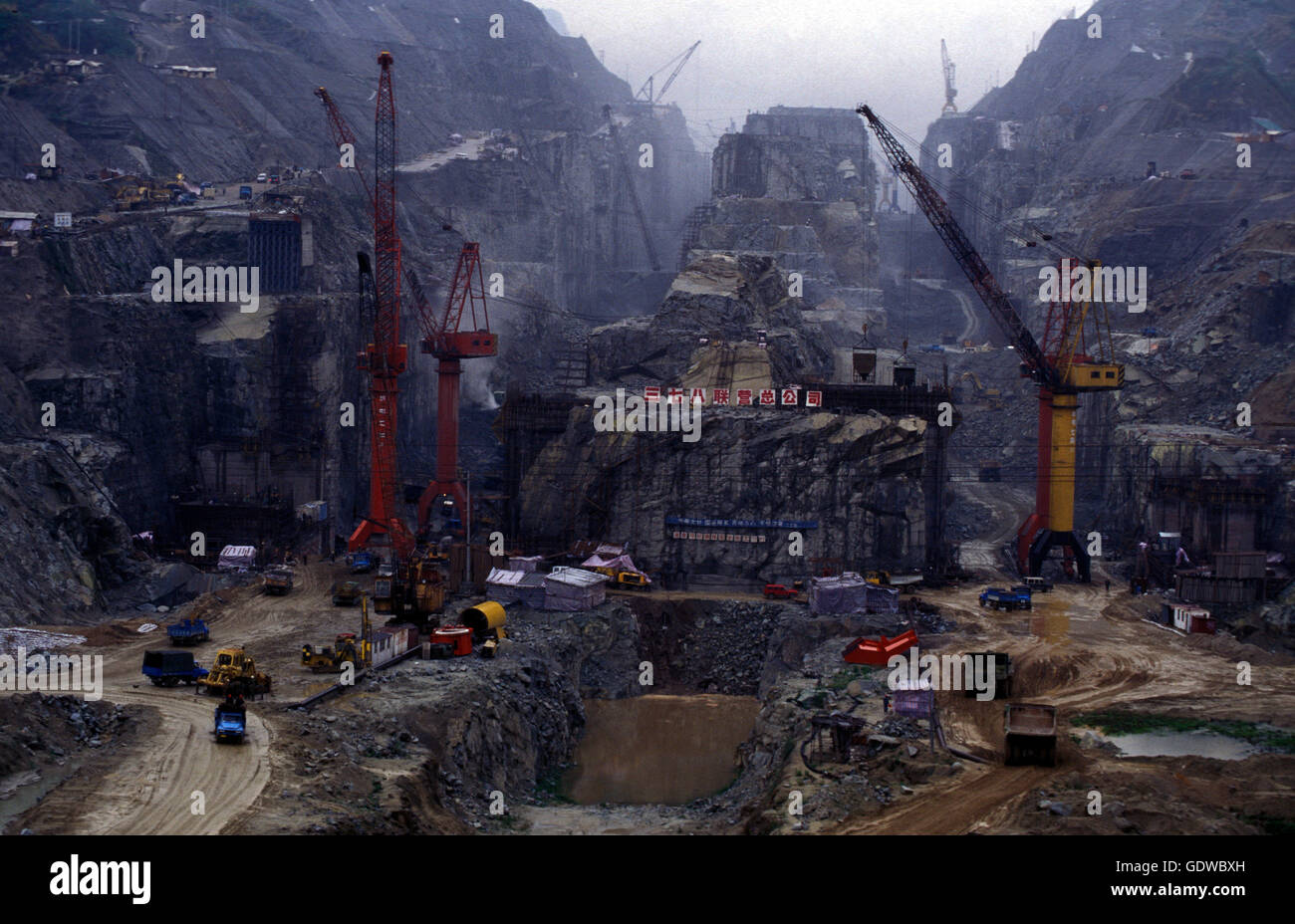 the constructions work at the three gorges dam project on the yangzi ...