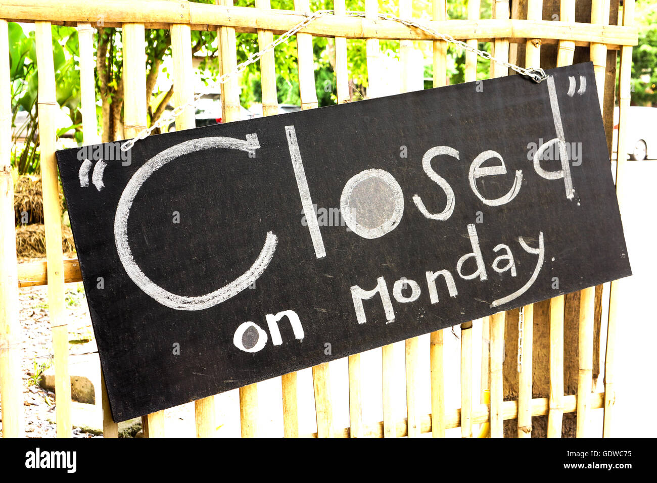 Closed sign on chalk board in a shop front Stock Photo - Alamy