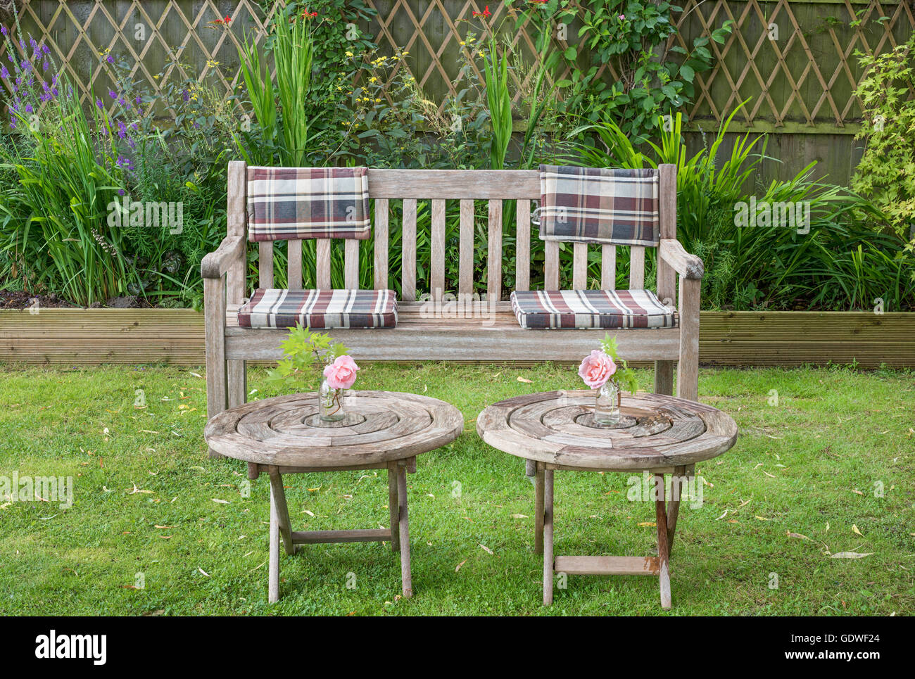 Bench in an english garden hi-res stock photography and images - Alamy