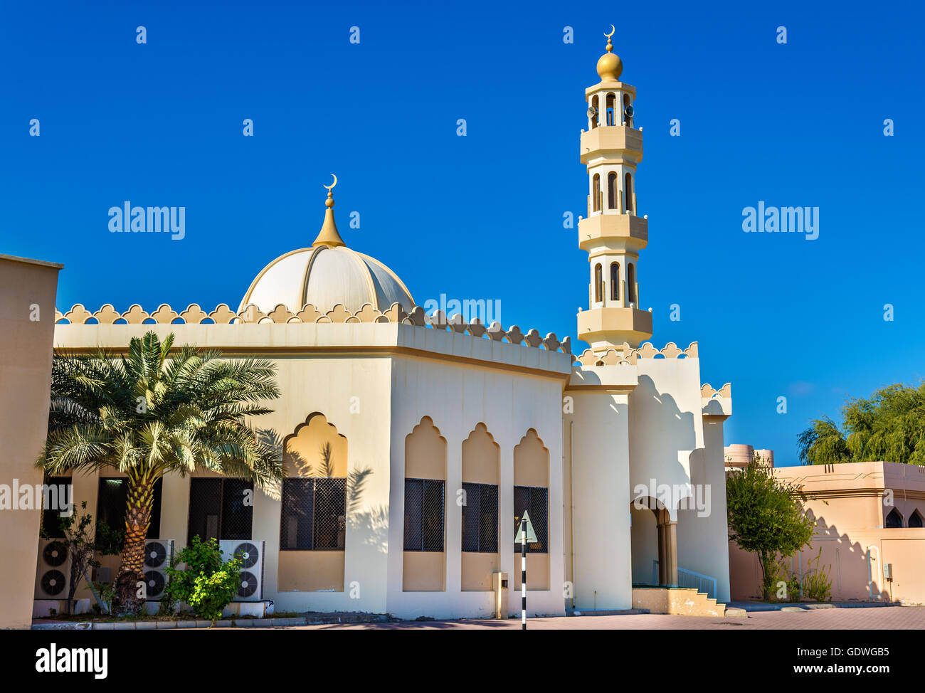 Small mosque in abu dhabi hi-res stock photography and images - Alamy