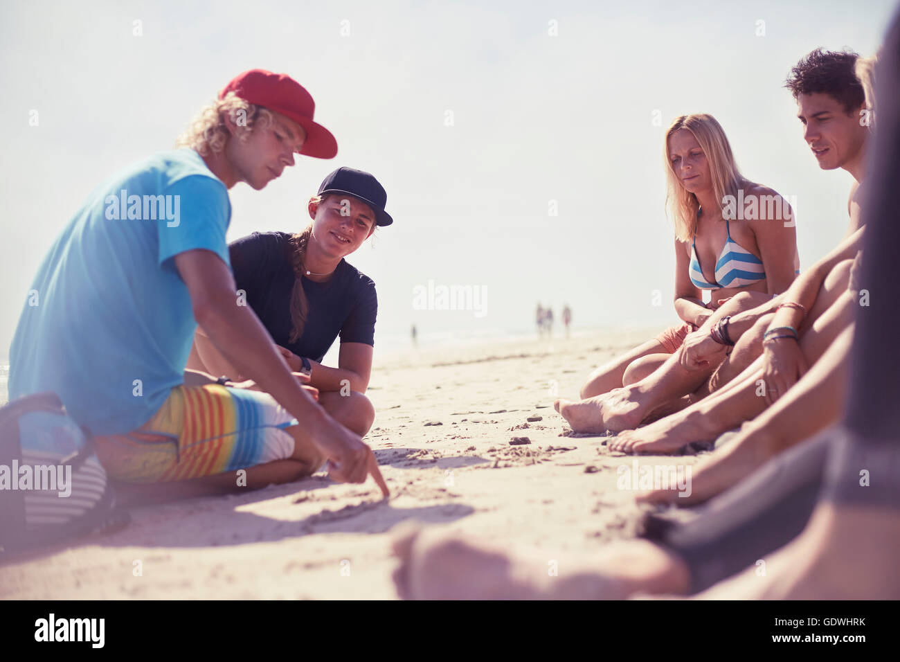 Line drawing people hi-res stock photography and images - Alamy