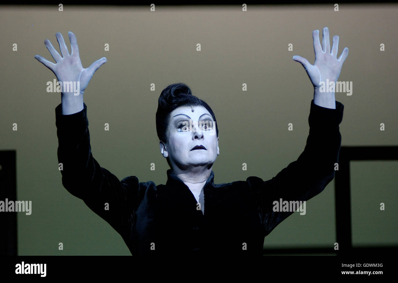 'The Threepenny Opera', directed by Robert Wilson Stock Photo - Alamy