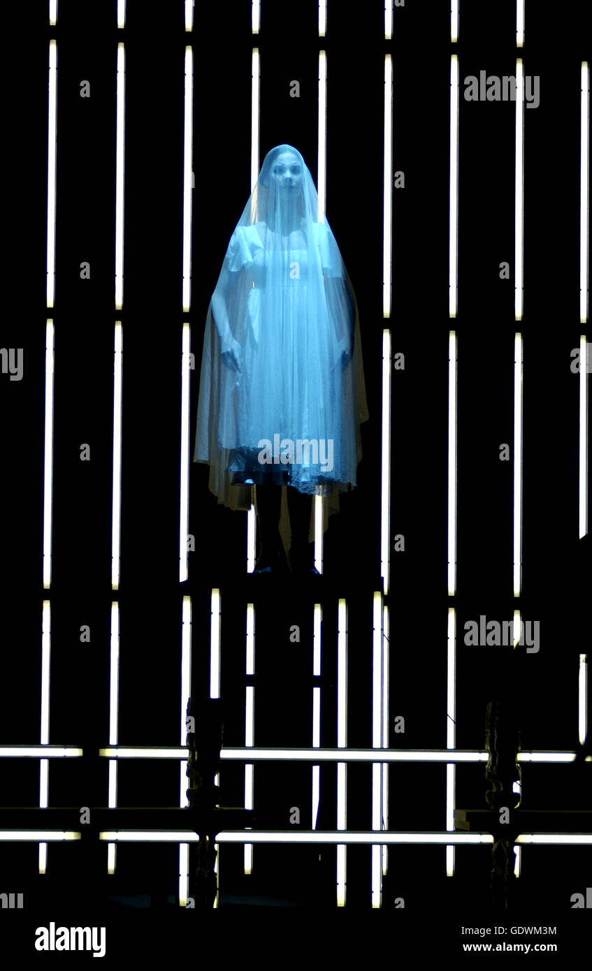 'The Threepenny Opera', directed by Robert Wilson Stock Photo - Alamy