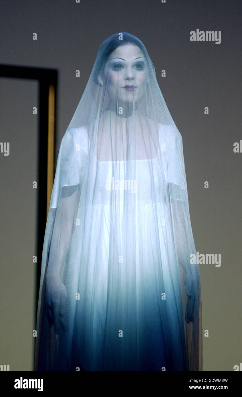 'The Threepenny Opera', directed by Robert Wilson Stock Photo - Alamy