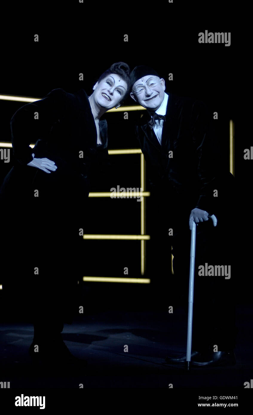 'The Threepenny Opera', directed by Robert Wilson Stock Photo - Alamy