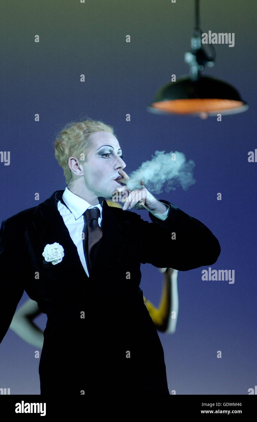 'The Threepenny Opera', directed by Robert Wilson Stock Photo - Alamy