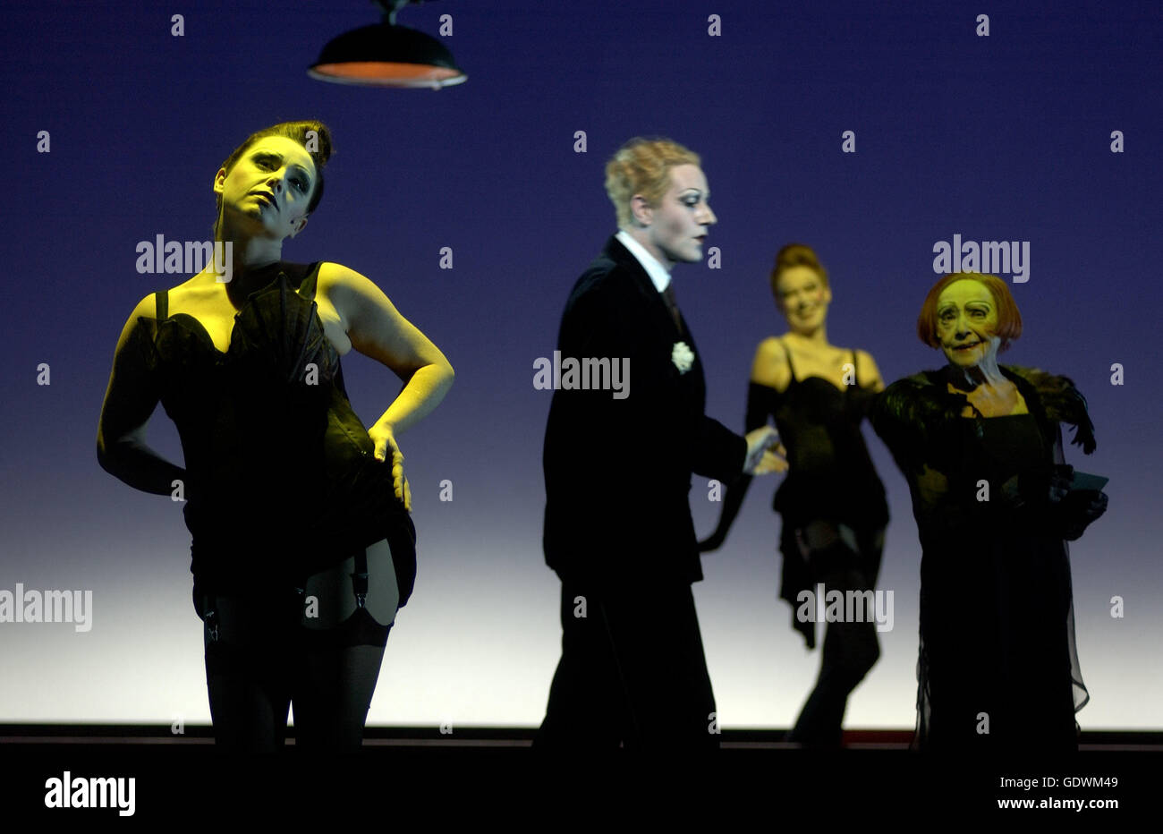 'The Threepenny Opera', directed by Robert Wilson Stock Photo - Alamy