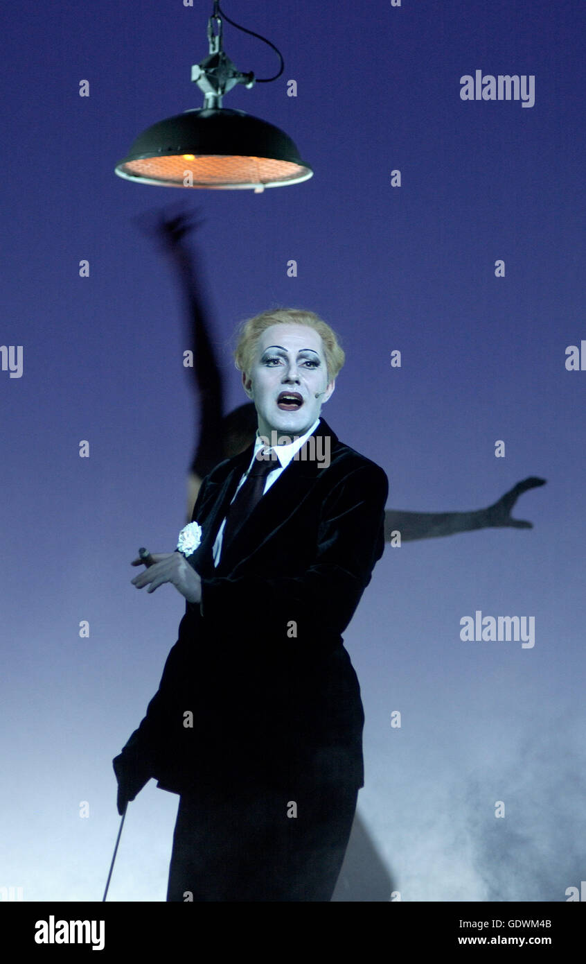 'The Threepenny Opera', directed by Robert Wilson Stock Photo - Alamy