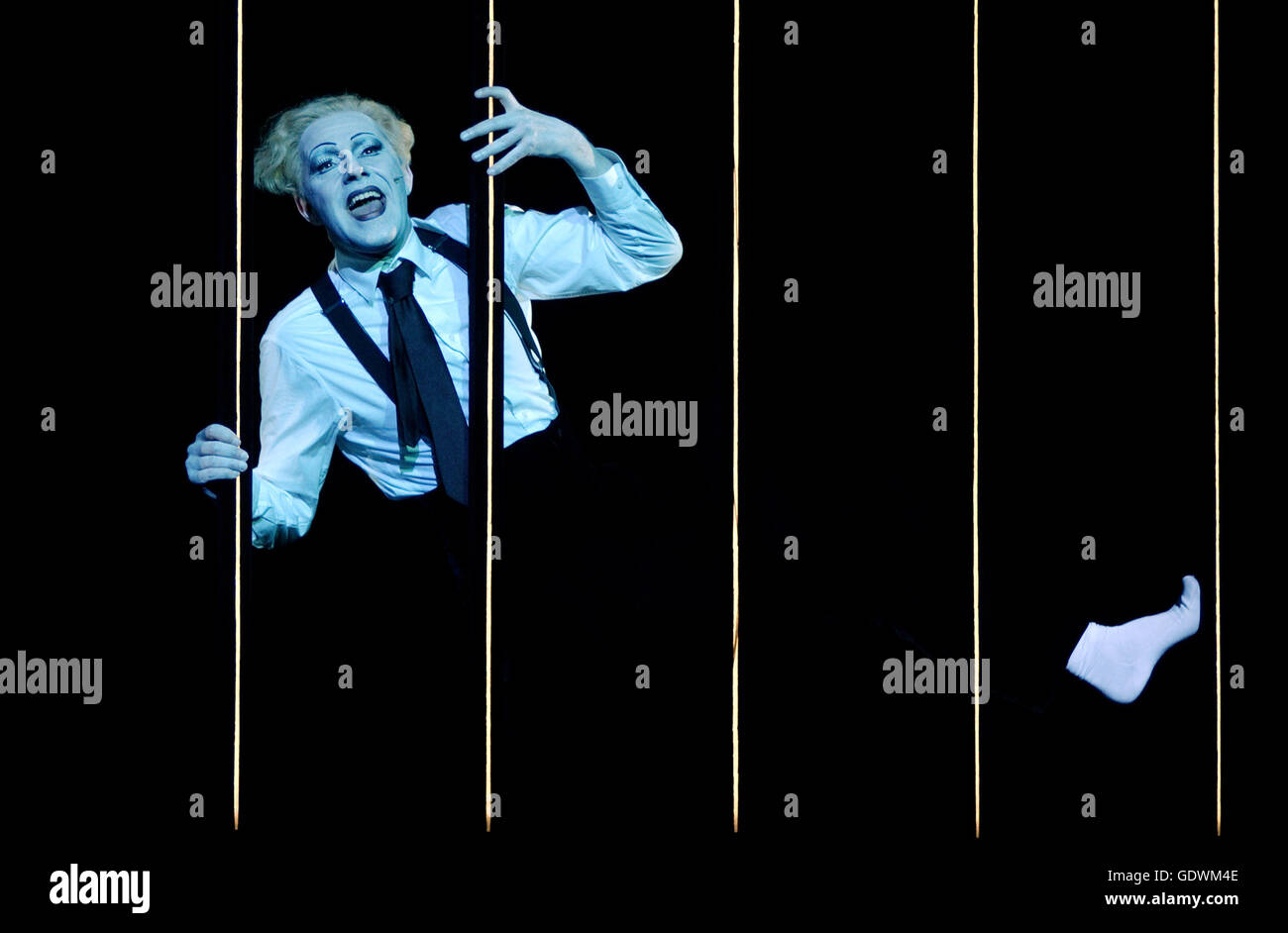 'The Threepenny Opera', directed by Robert Wilson Stock Photo - Alamy