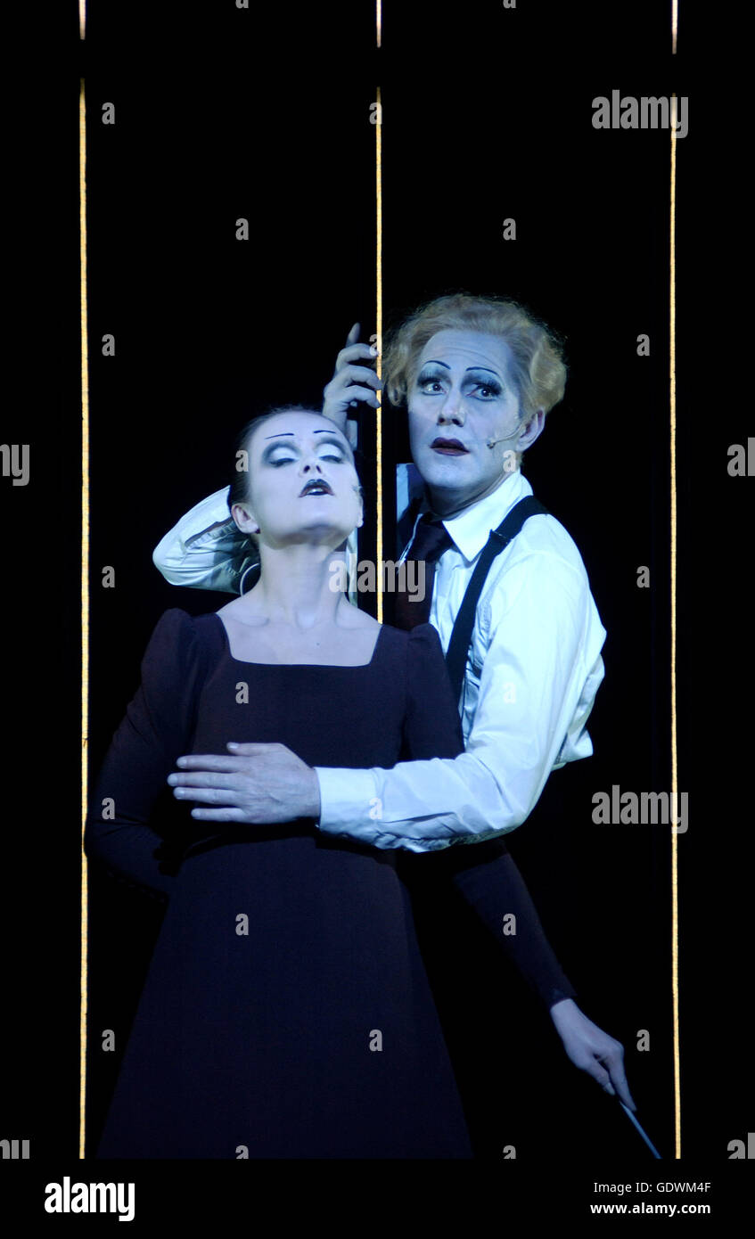 'The Threepenny Opera', directed by Robert Wilson Stock Photo - Alamy