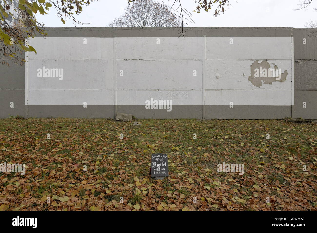 Part of the Berlin Wall at Invalidenfriedhof (Invalids' Cemetery) in ...