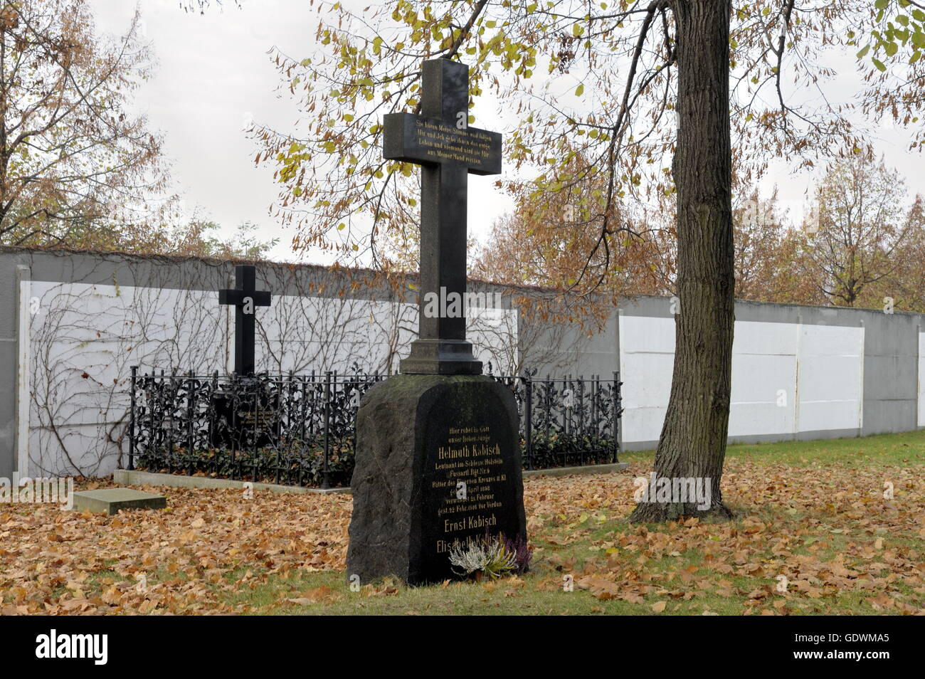Part of the Berlin Wall at Invalidenfriedhof (Invalids' Cemetery) in ...