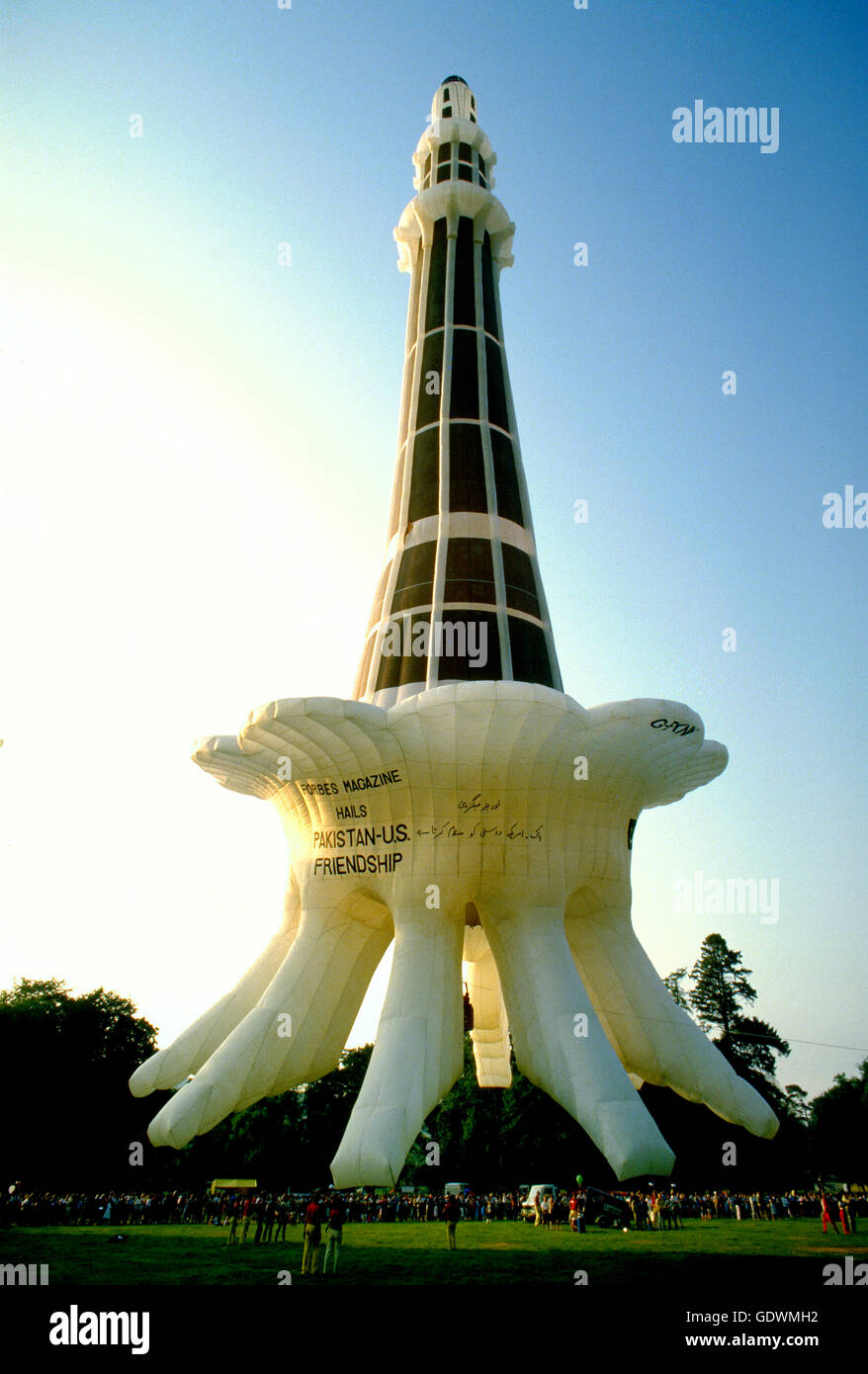 Flying "Minar" replica of the Pakistan Independence monument special ...