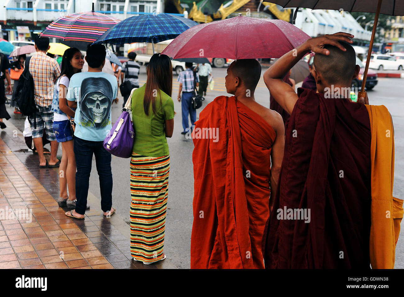 Bus queue rain hi-res stock photography and images - Alamy