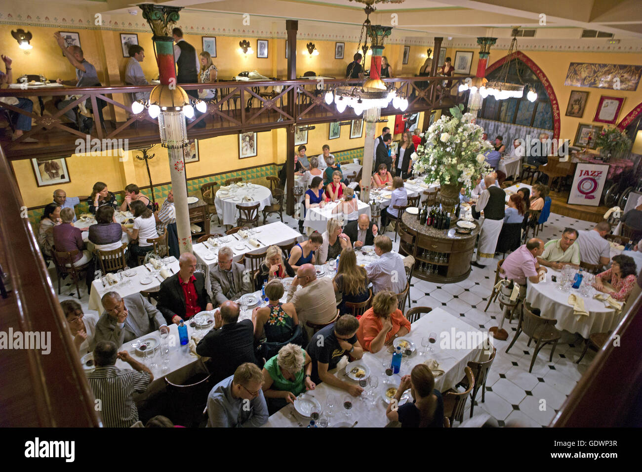 Quatre cafe hi-res stock photography and images - Alamy