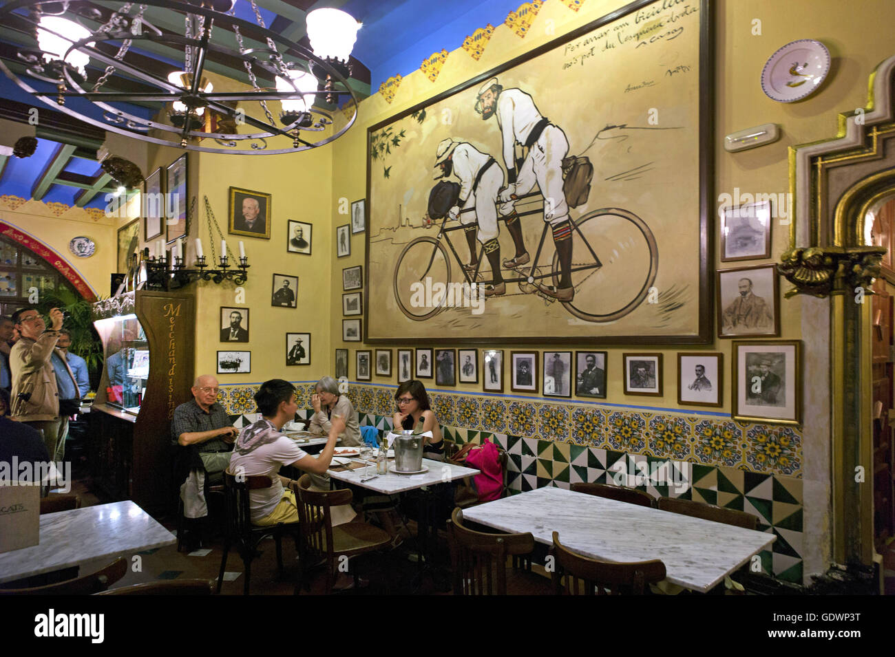 Quatre cafe hi-res stock photography and images - Alamy