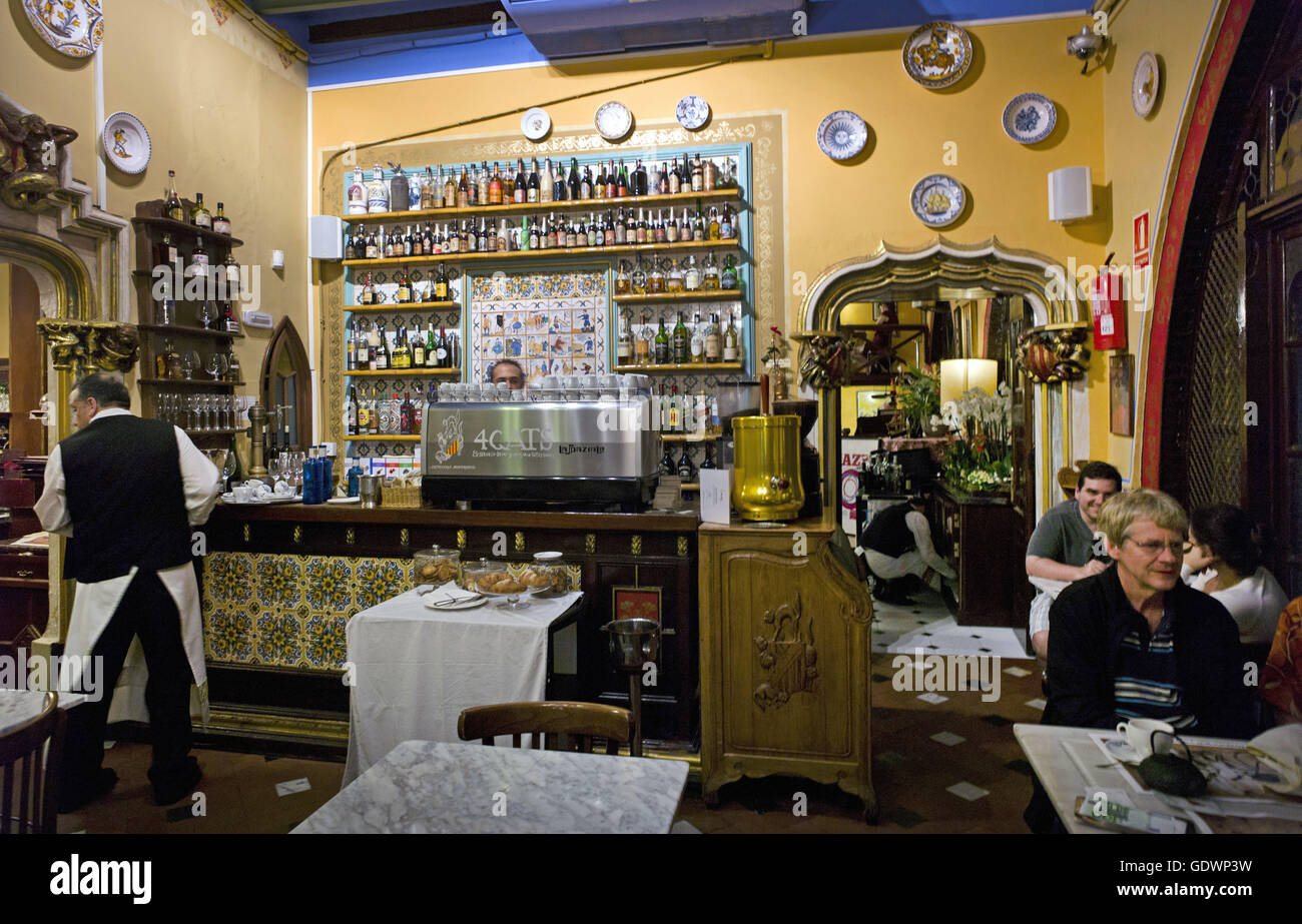 Quatre cafe hi-res stock photography and images - Alamy