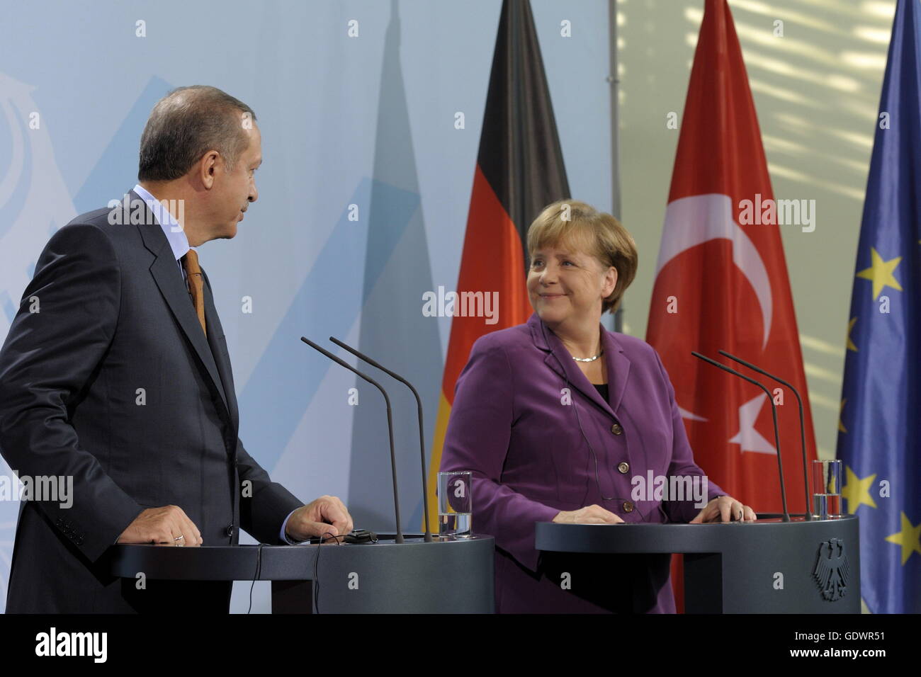 Laughing german chancellor angela merkel hi-res stock photography and ...