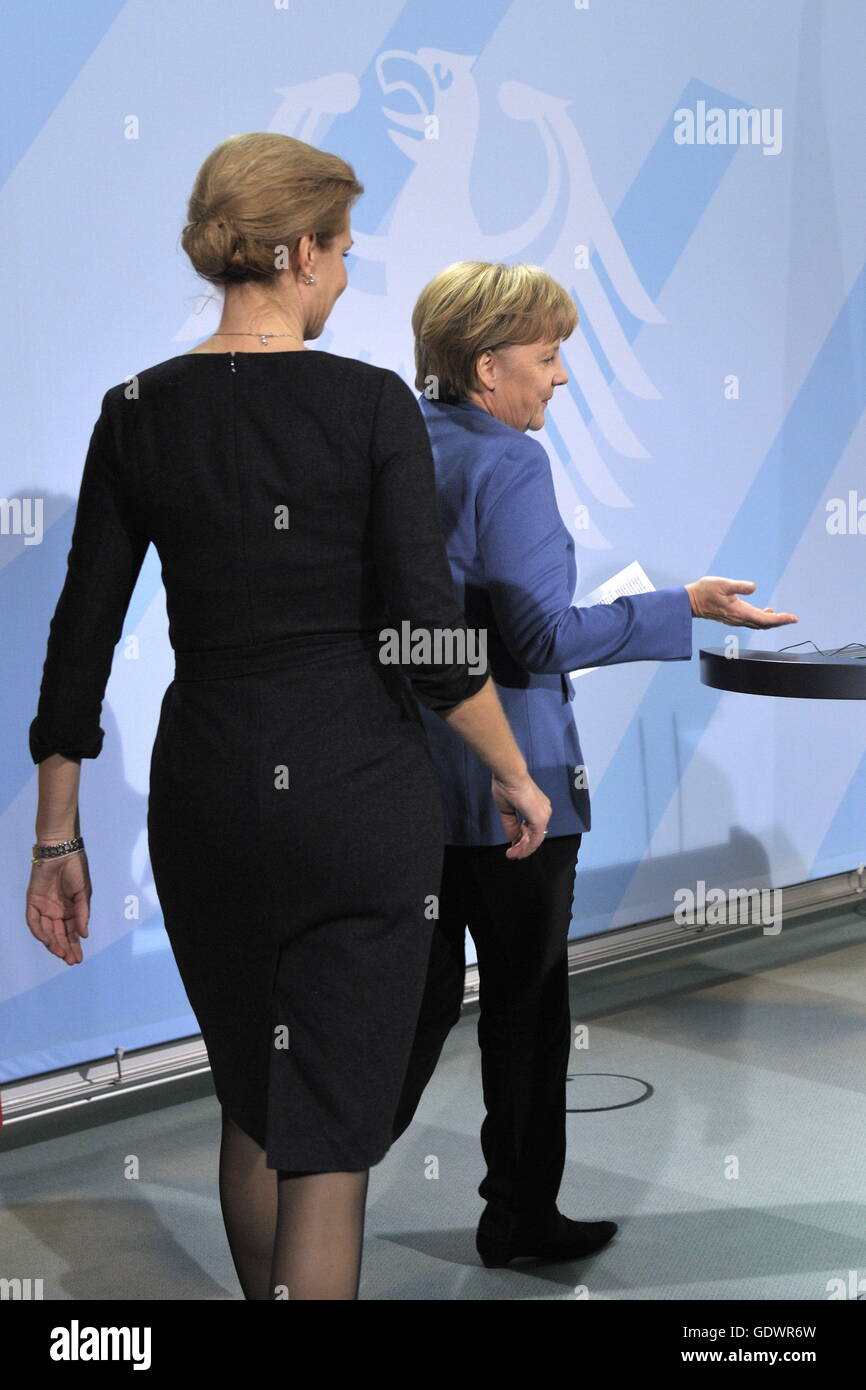 German chancellor angela merkel helle hi-res stock photography and ...