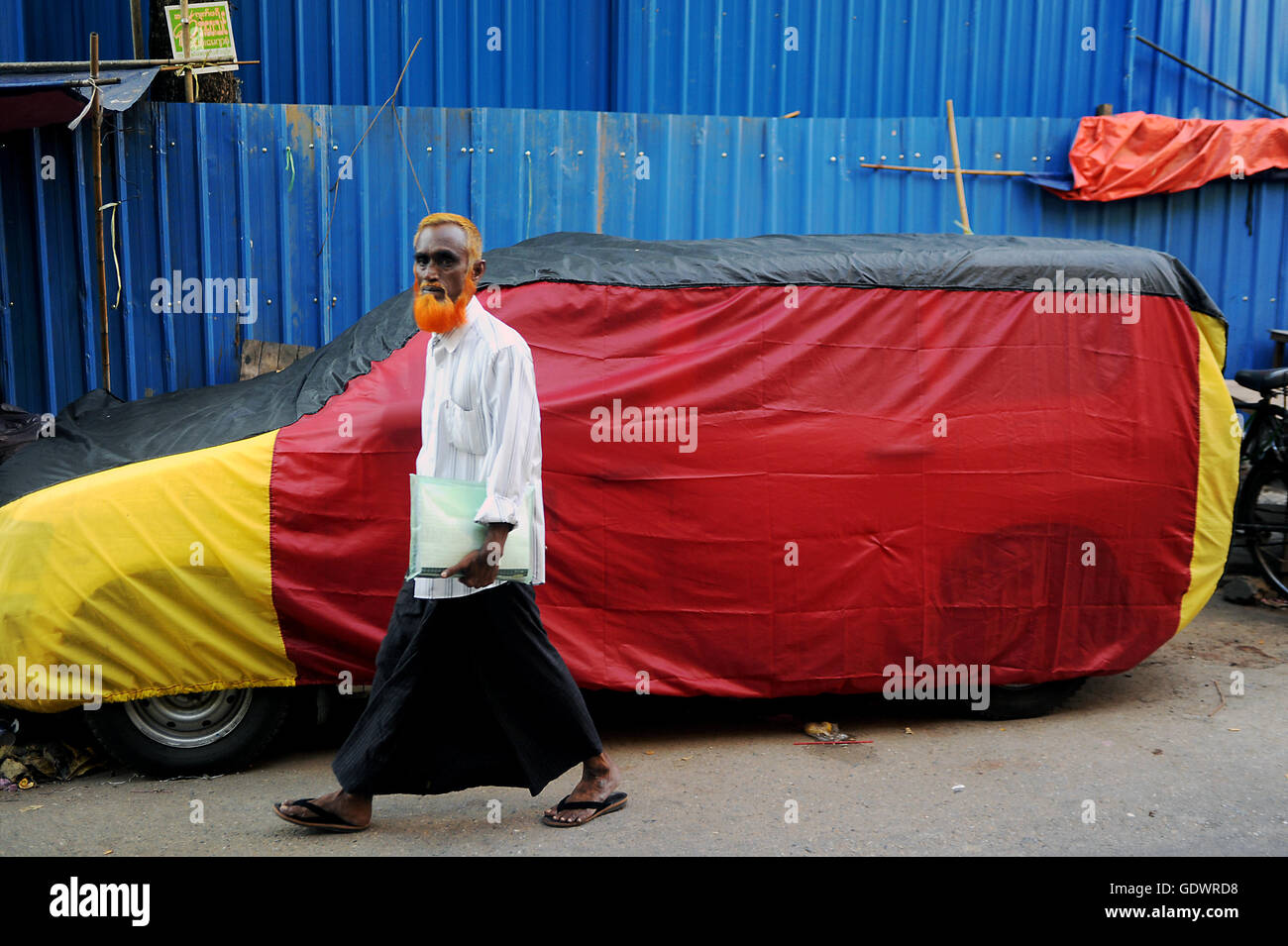 Car wrapped car cover sheet hi-res stock photography and images - Alamy
