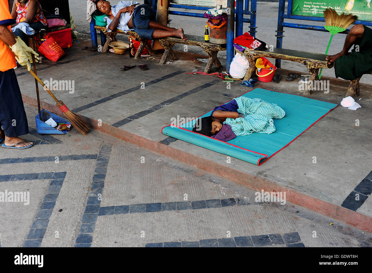 Street sleepers hi-res stock photography and images - Alamy