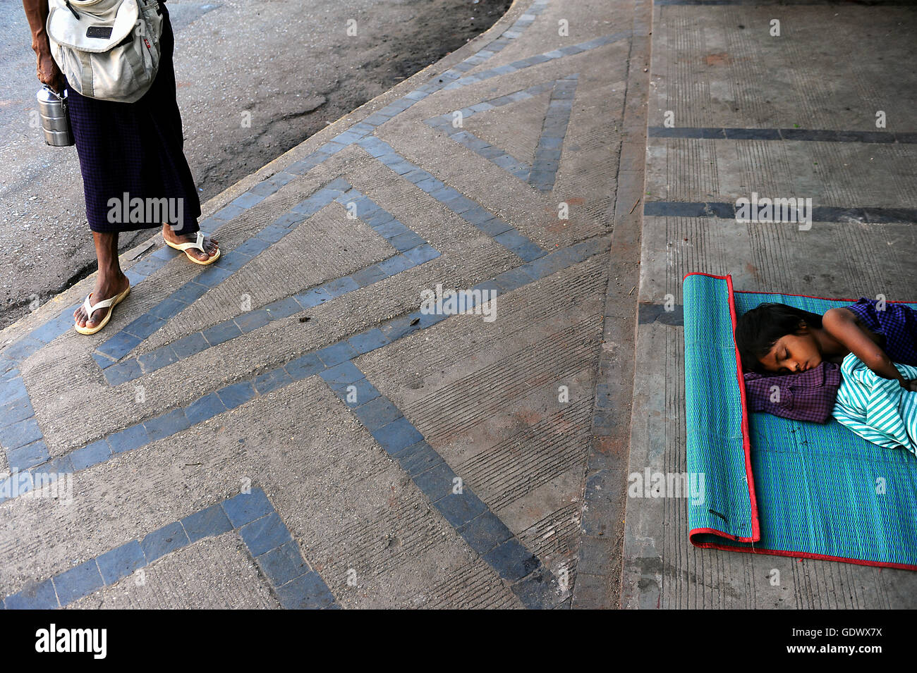 Girl sleeps on the street Stock Photo - Alamy