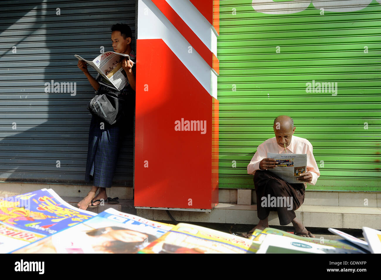 Read stand sit Stock Photo - Alamy