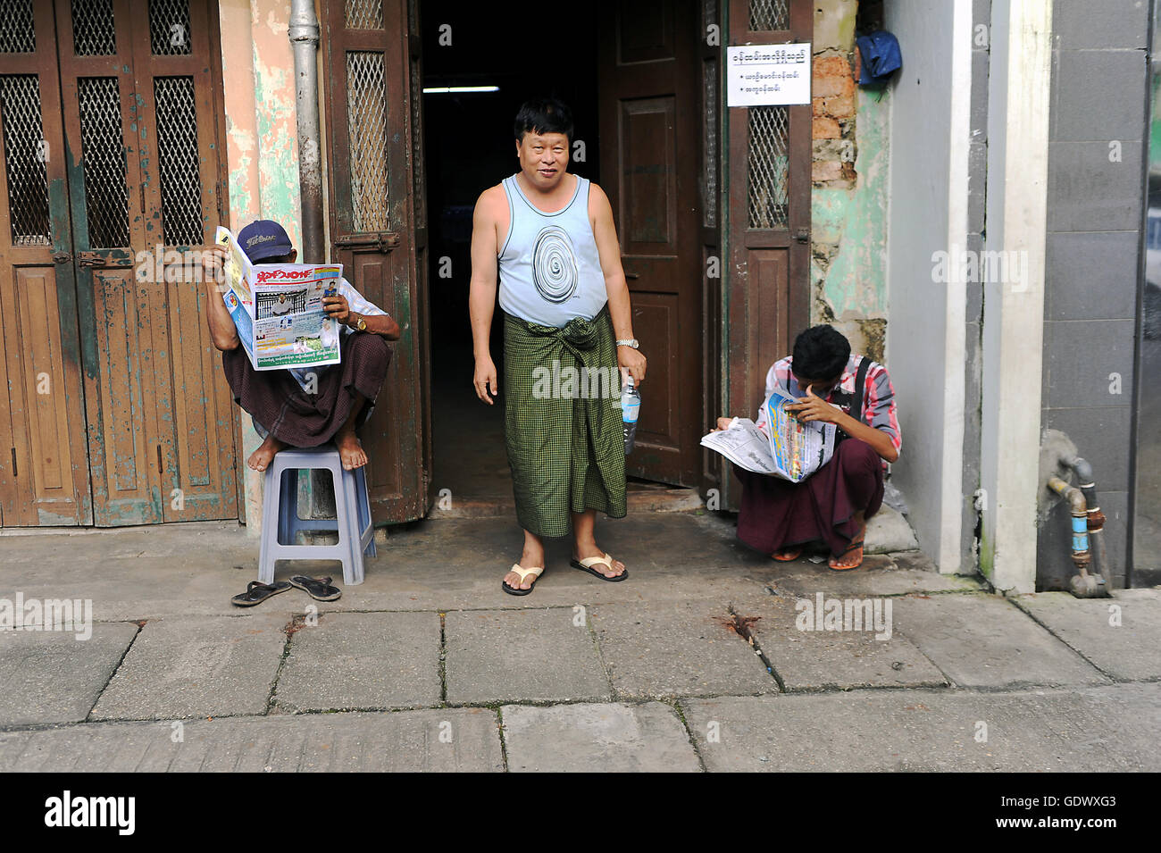 Two people reading the newspaper Stock Photo - Alamy