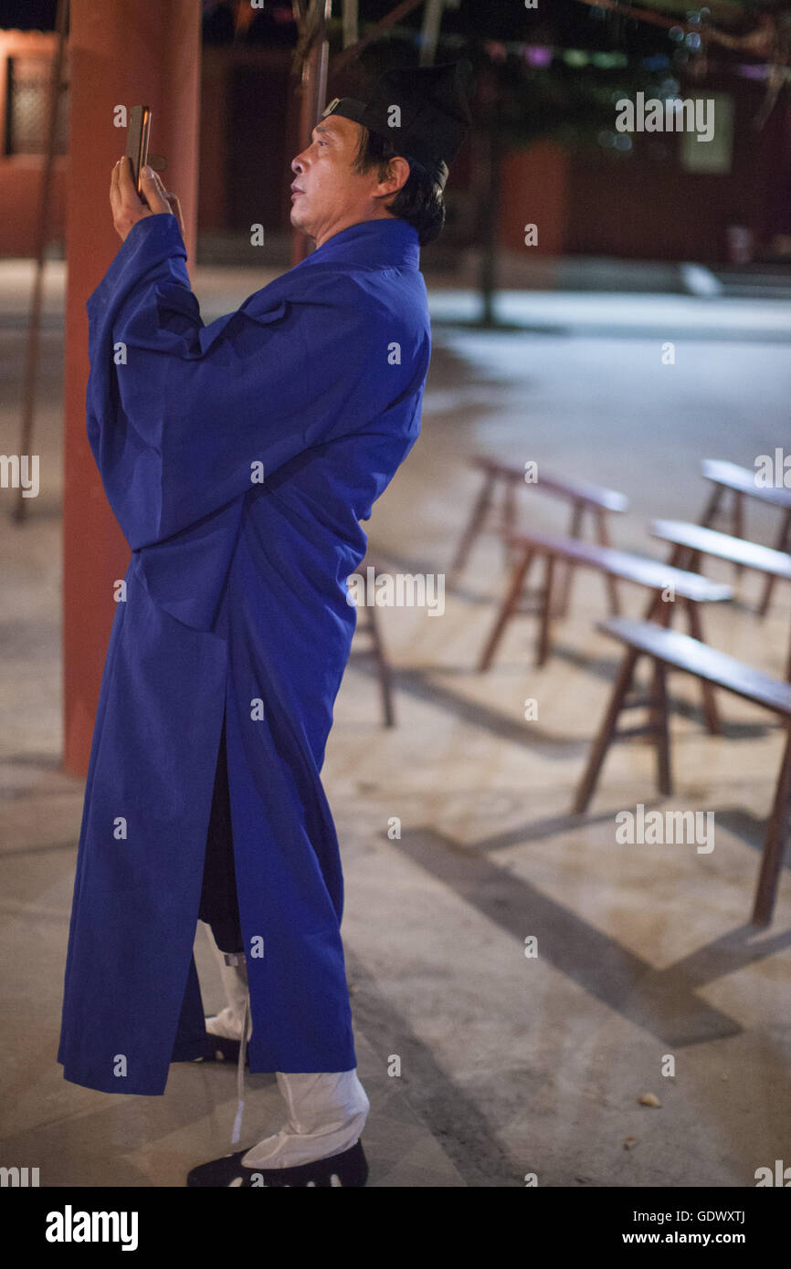 Daoist monk hi-res stock photography and images - Alamy