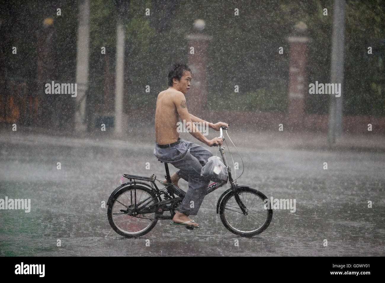Under the rain hi-res stock photography and images - Alamy