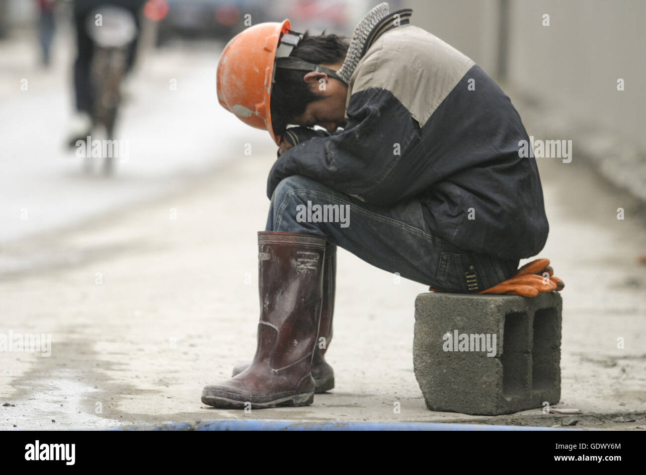 A worker rest on a road Stock Photo - Alamy