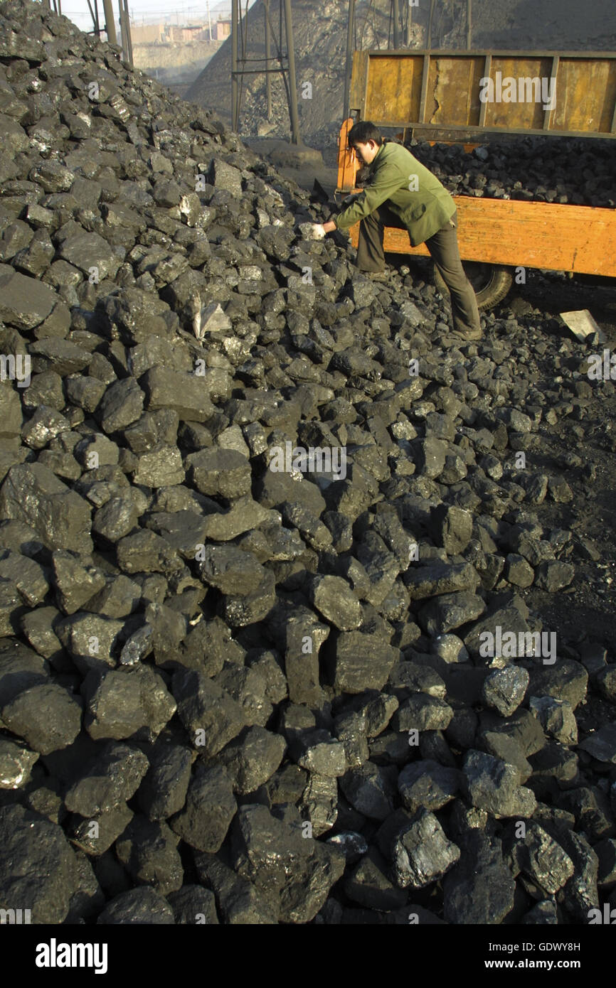 Coal bricks hi-res stock photography and images - Alamy