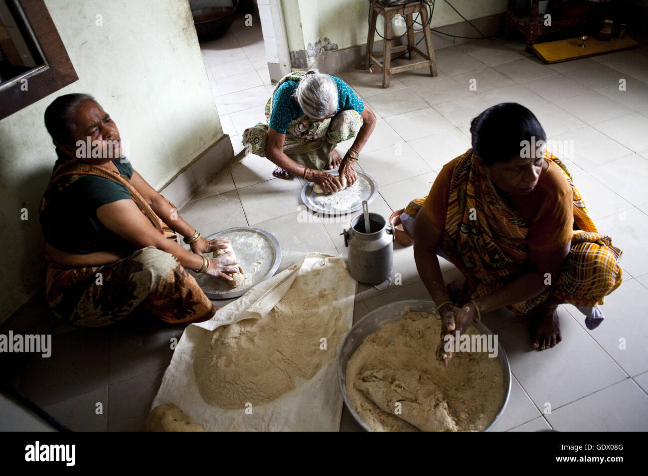 Indian women baking chapati Stock Photo - Alamy