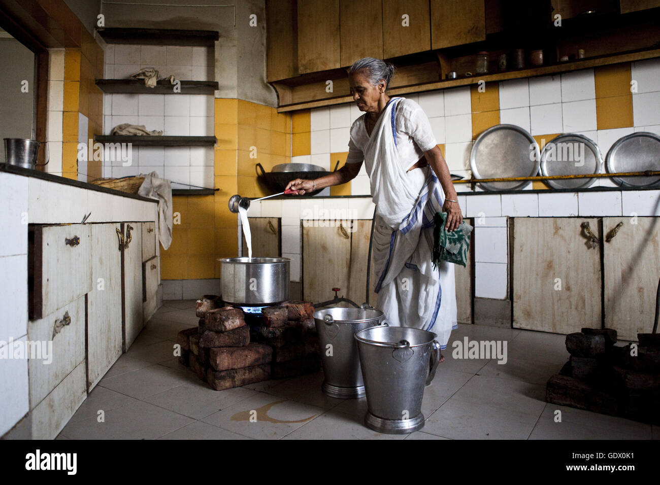 Indian woman making chai tea Stock Photo - Alamy