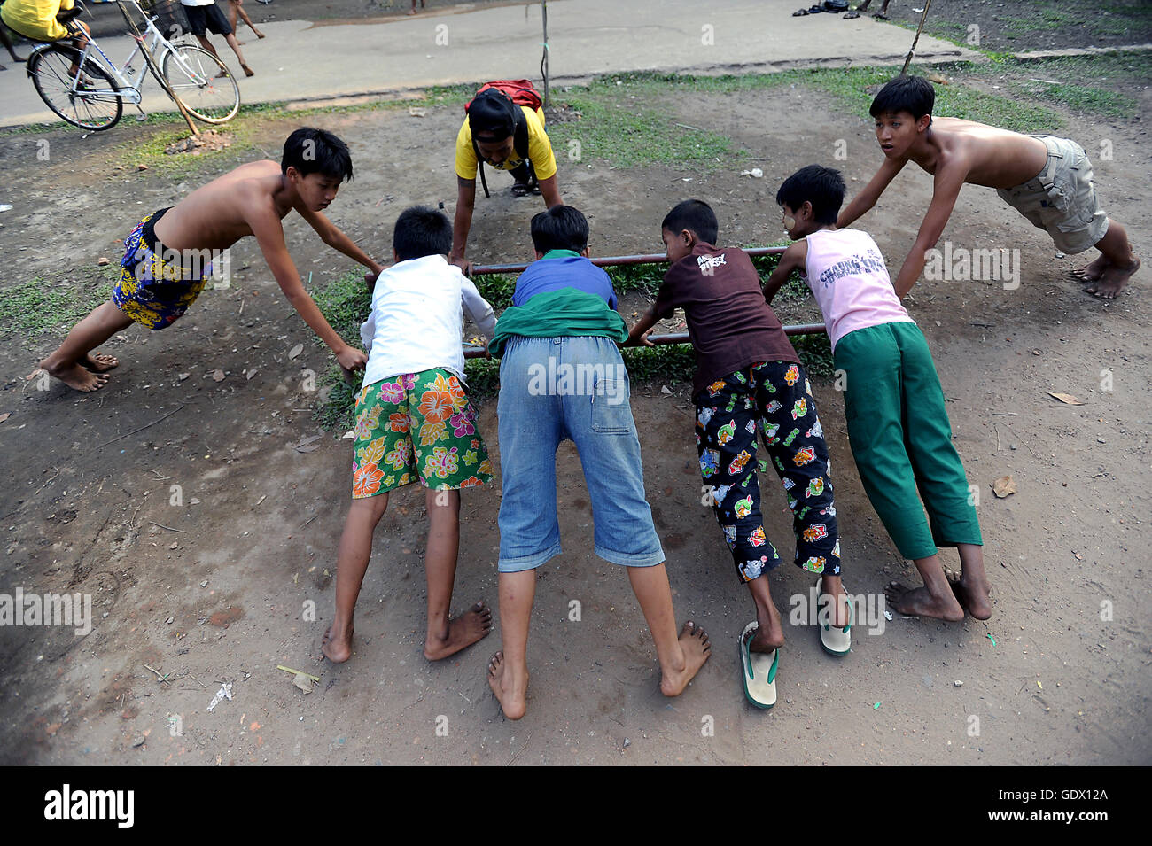 Man push ups exterior hi-res stock photography and images - Alamy