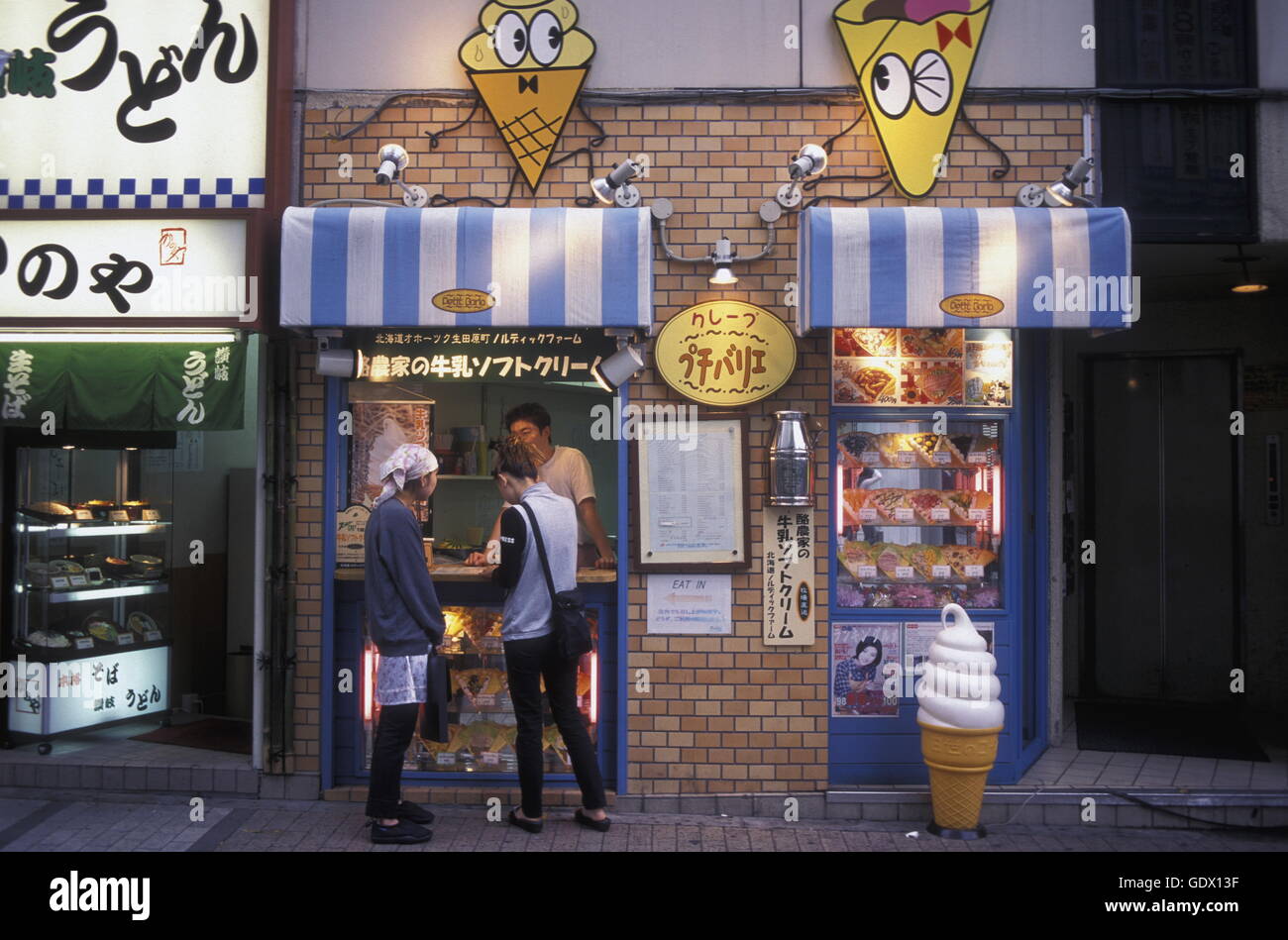 a fast food Shop in the City centre of Tokyo in Japan in Asia Stock ...