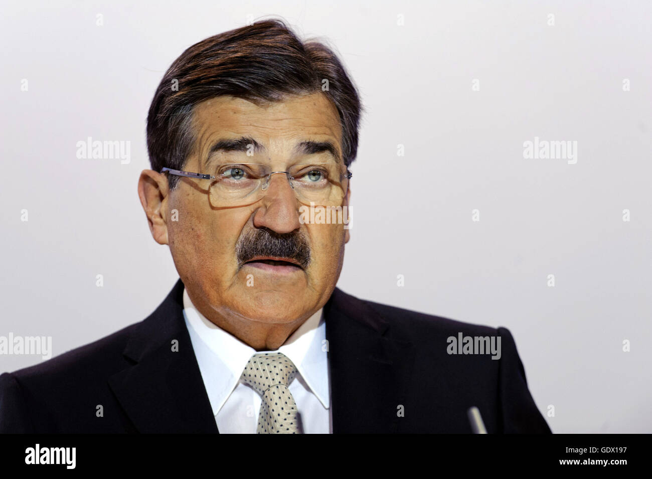 Dr manfred bischoff hi-res stock photography and images - Alamy