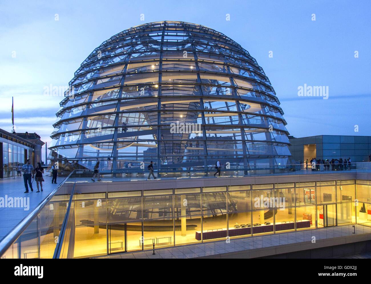 Large glass dome of the reichstag building in berlin hi-res stock ...