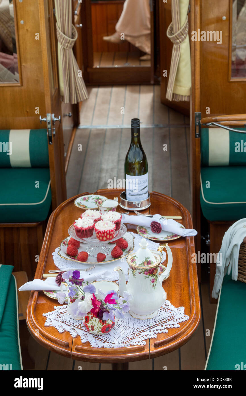 Traditional afternoon tea hi-res stock photography and images - Alamy