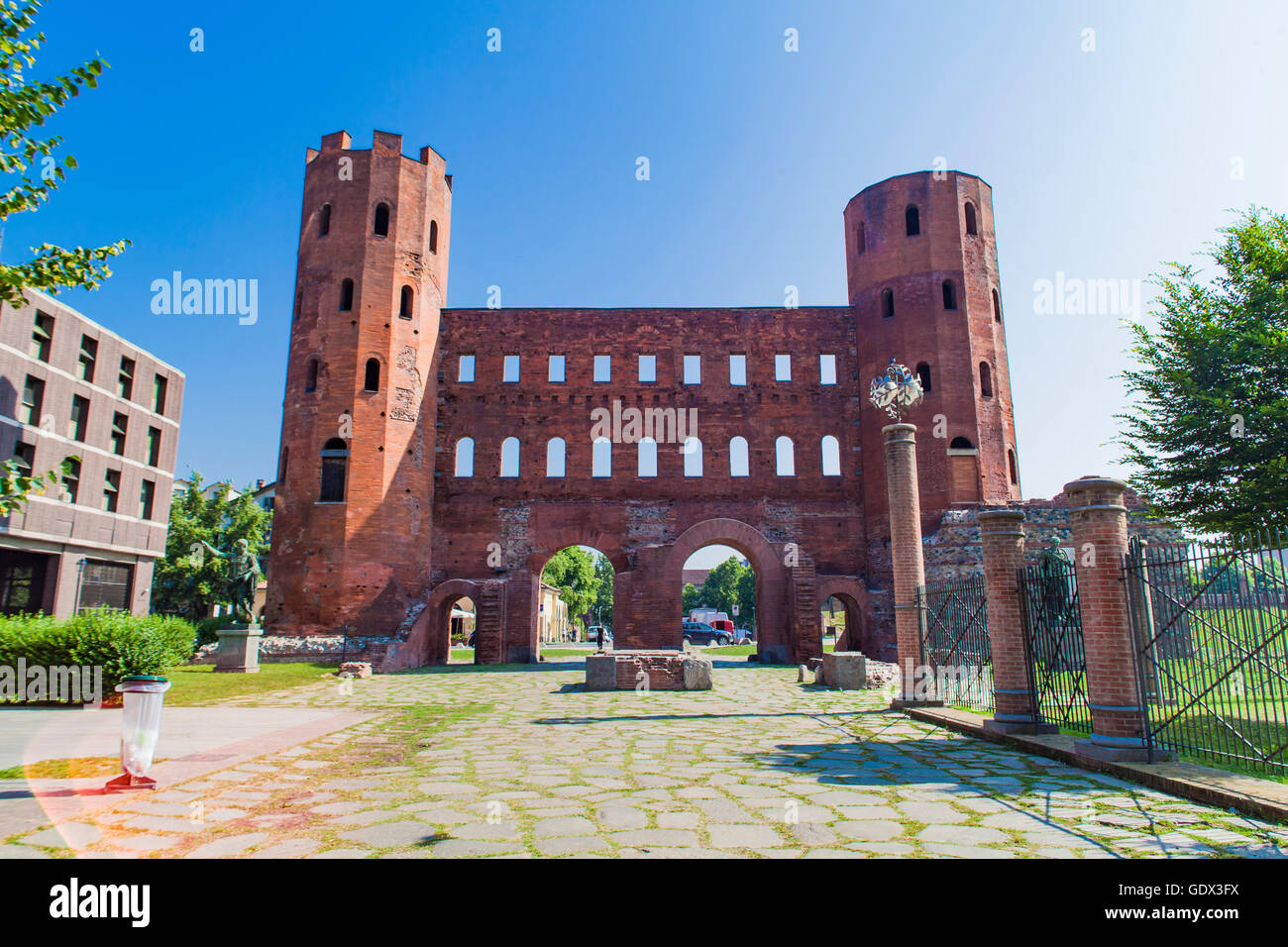 Old roman gate hi-res stock photography and images - Alamy