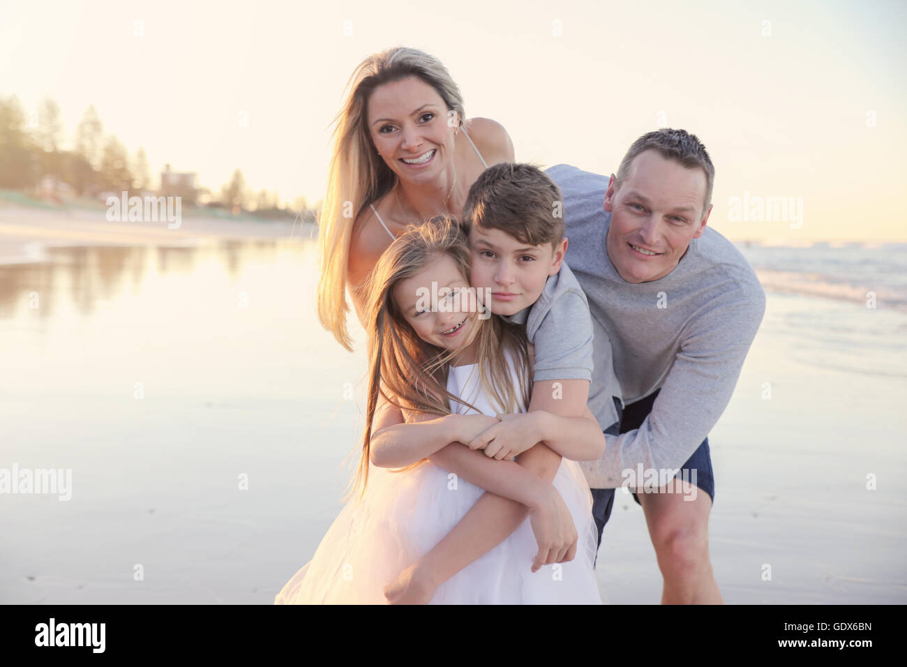 Family of four with mom dad sister and brother hi-res stock photography ...