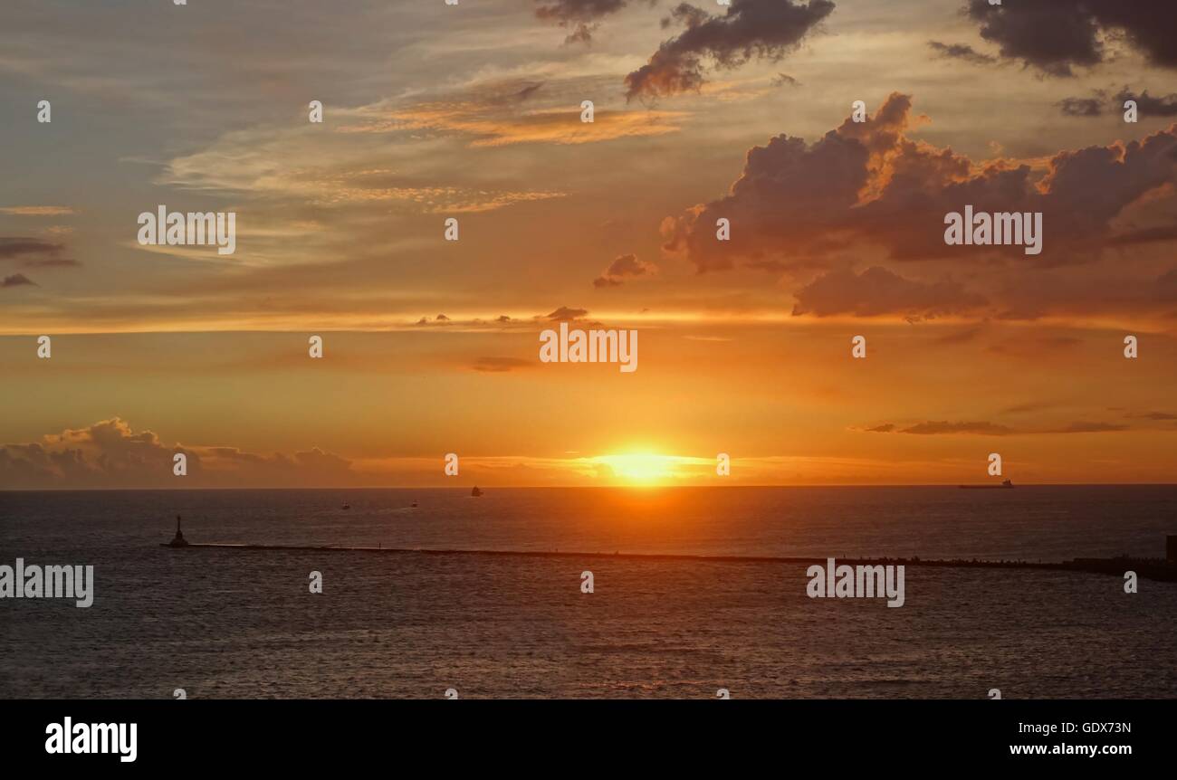 Setting sun in the horizon hi-res stock photography and images - Alamy
