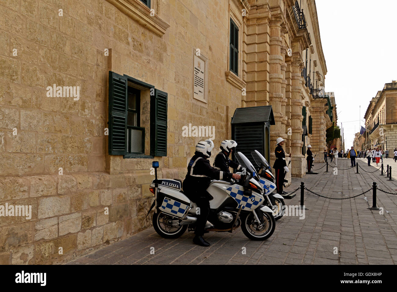 Palace guards hi-res stock photography and images - Alamy