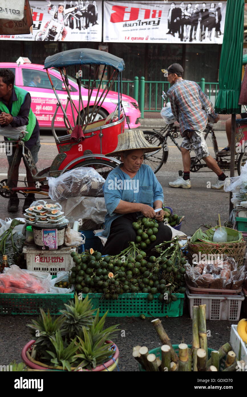 the foodmarket at the Morningmarket in Nonthaburi north of the city of ...