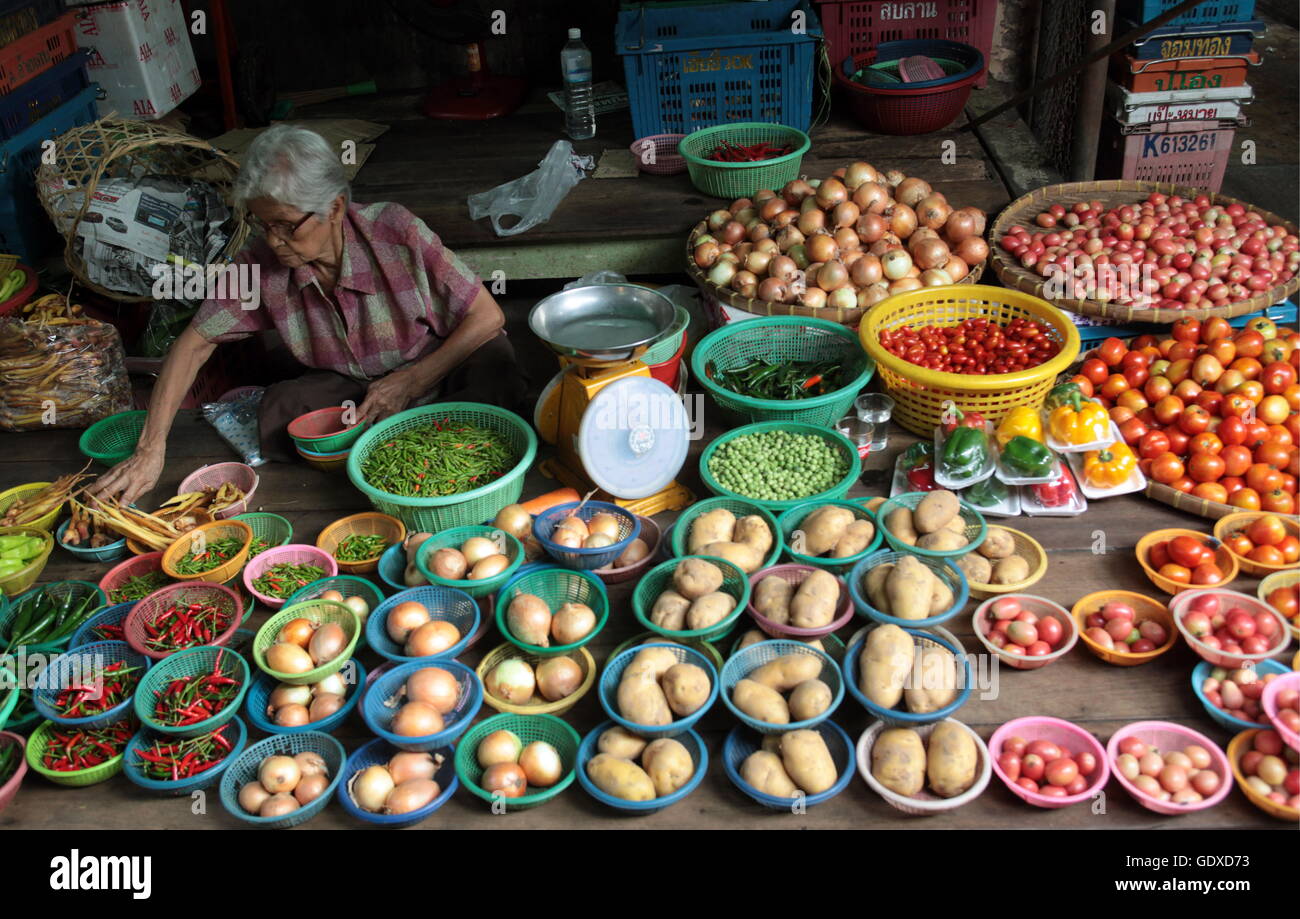 the foodmarket at the Morningmarket in Nonthaburi north of the city of ...