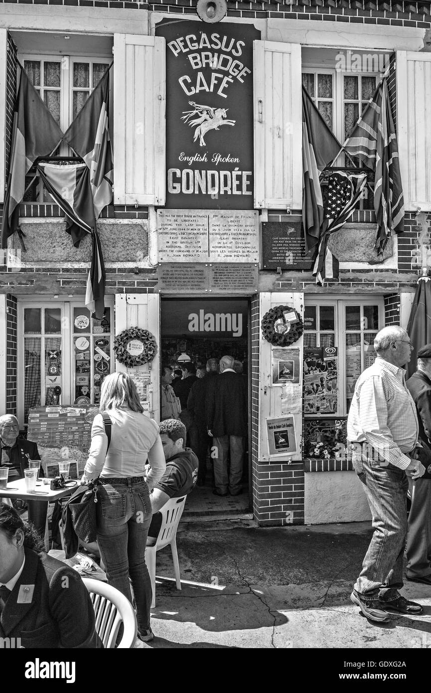 Cafe gondree benouville hi-res stock photography and images - Alamy